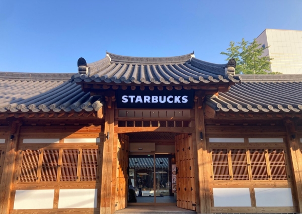 Nét đẹp nhập gia tùy tục của Starbucks Hanok ở Deagu Hàn Quốc